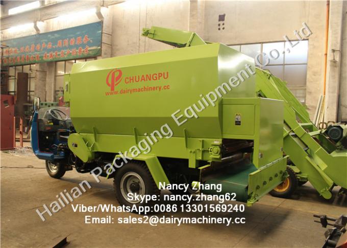 Mobile Silage Spreader Machine TMR Feed Mixer For Dairy Cows , Diesel ...