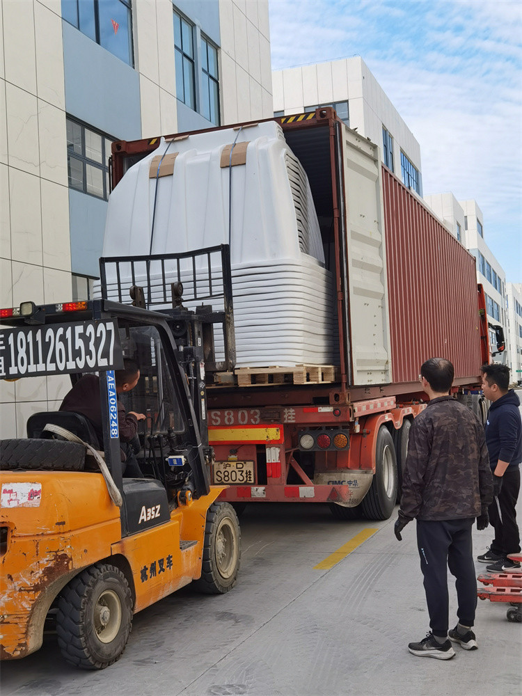One 40HQ container Calf Hutch loading and shipping to Poland