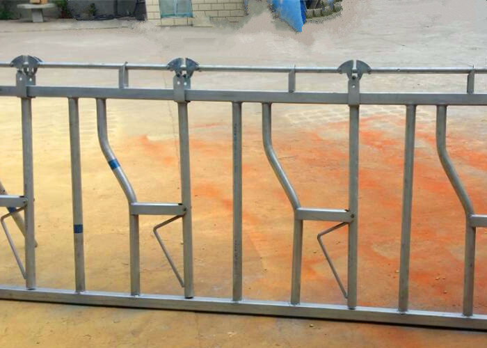 Hot Dip Galvanized Pipe Cow Head Lock With Motion Bar , Montant , Mantlet